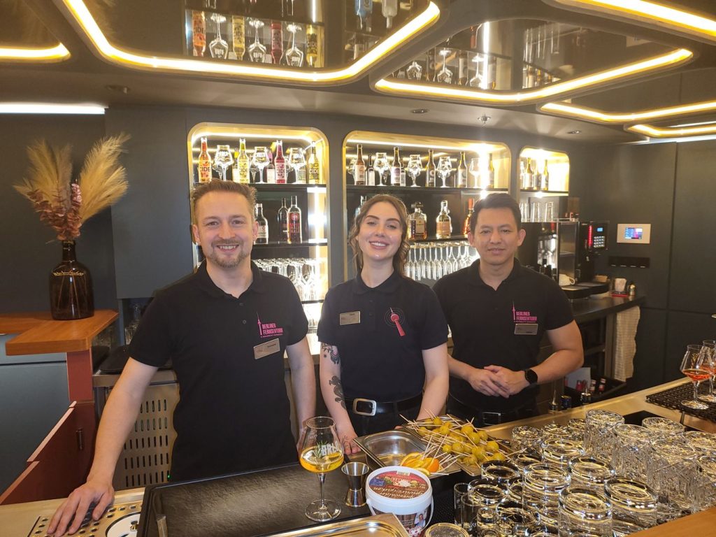 Neueröffnung der Sphere Bar in 203 Metern Höhe auf dem Berliner ...